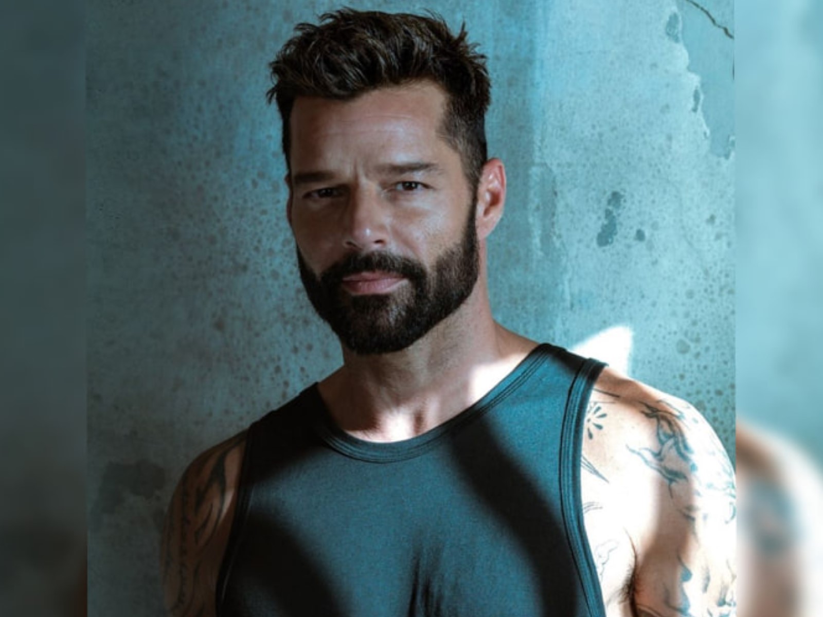Ricky Martin posa muy atrevido sin camiseta - Chapin Radios