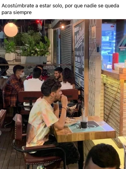 Fue a cenar solo y se convirtió en un meme viral - Chapin Radios