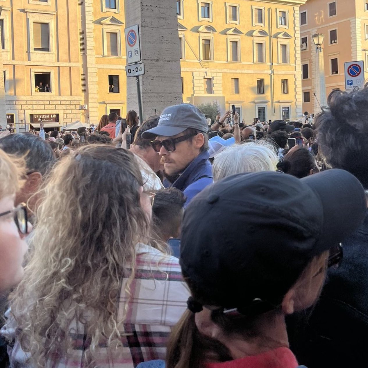 Captan a Harry Styles en El Vaticano durante anuncio del nuevo Papa ...