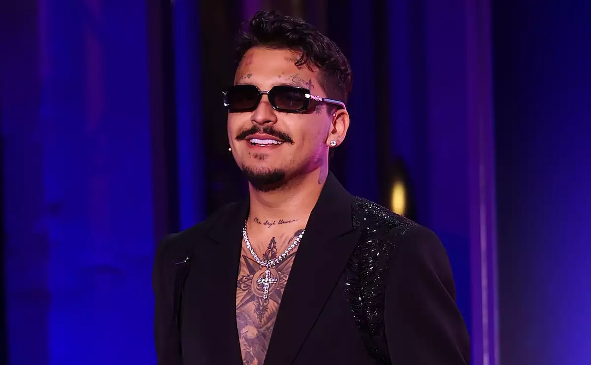 Christian Nodal generó polémica tras dejarse caer durante concierto ...