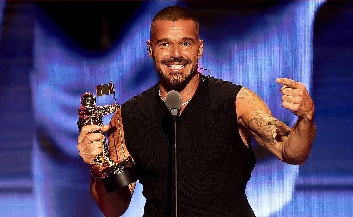 Ricky Martin celebra 26 años de “Livin’ la vida loca” con homenaje ...